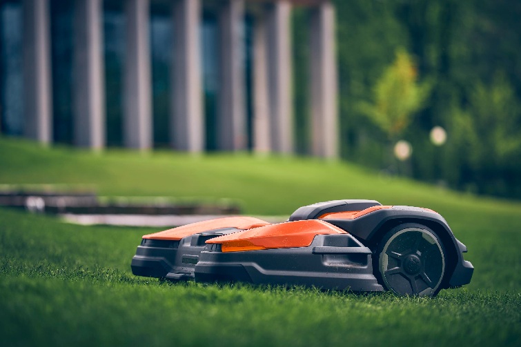 Husqvarna CEORA™ Kickstarts a New Era in Commercial Turf Care